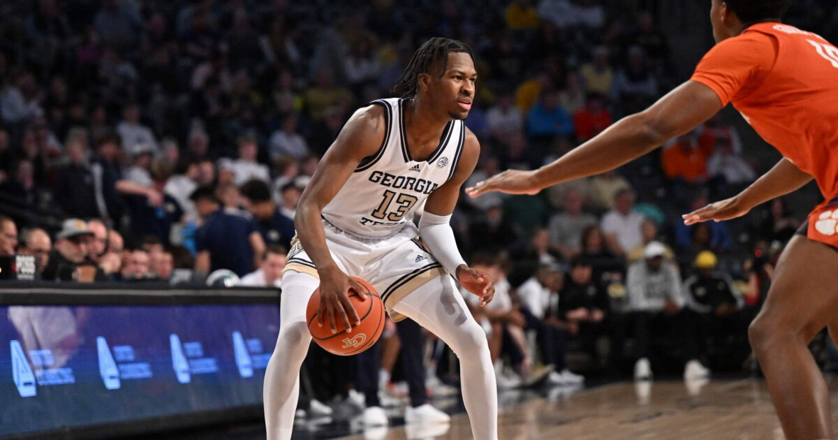 Kelly Scores 1,000th Point in Loss to Clemson – Men's Basketball ...