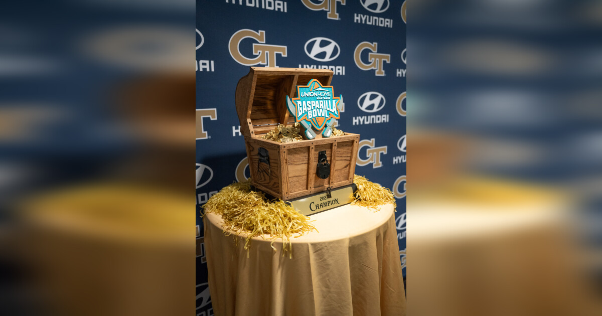 PHOTOS: Fans with Gasparilla Bowl Trophy – Football — Georgia Tech ...